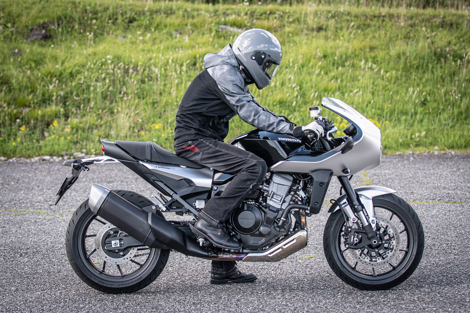 新型『ホーク11』ってどんなバイク？ 燃費や足つき性、装備などを解説します！【ホンダバイク資料室／HAWK 11（2022）】