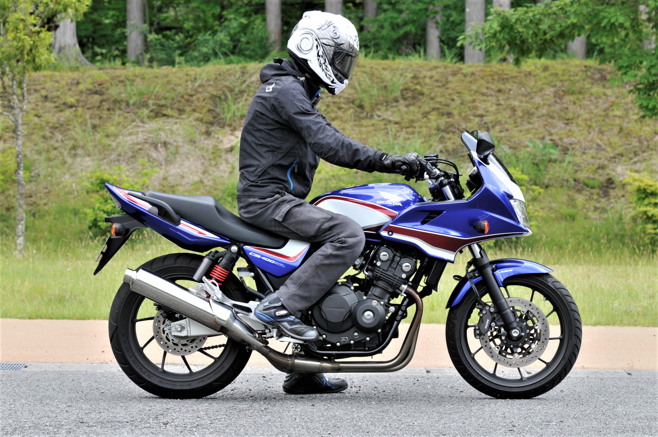 CB400SB（CB400スーパーボルドール）ってどんなバイク？ 燃費や足つき性、装備などを解説します！【ホンダバイク資料室／Honda CB400 SUPER BOL D’OR（2020）】