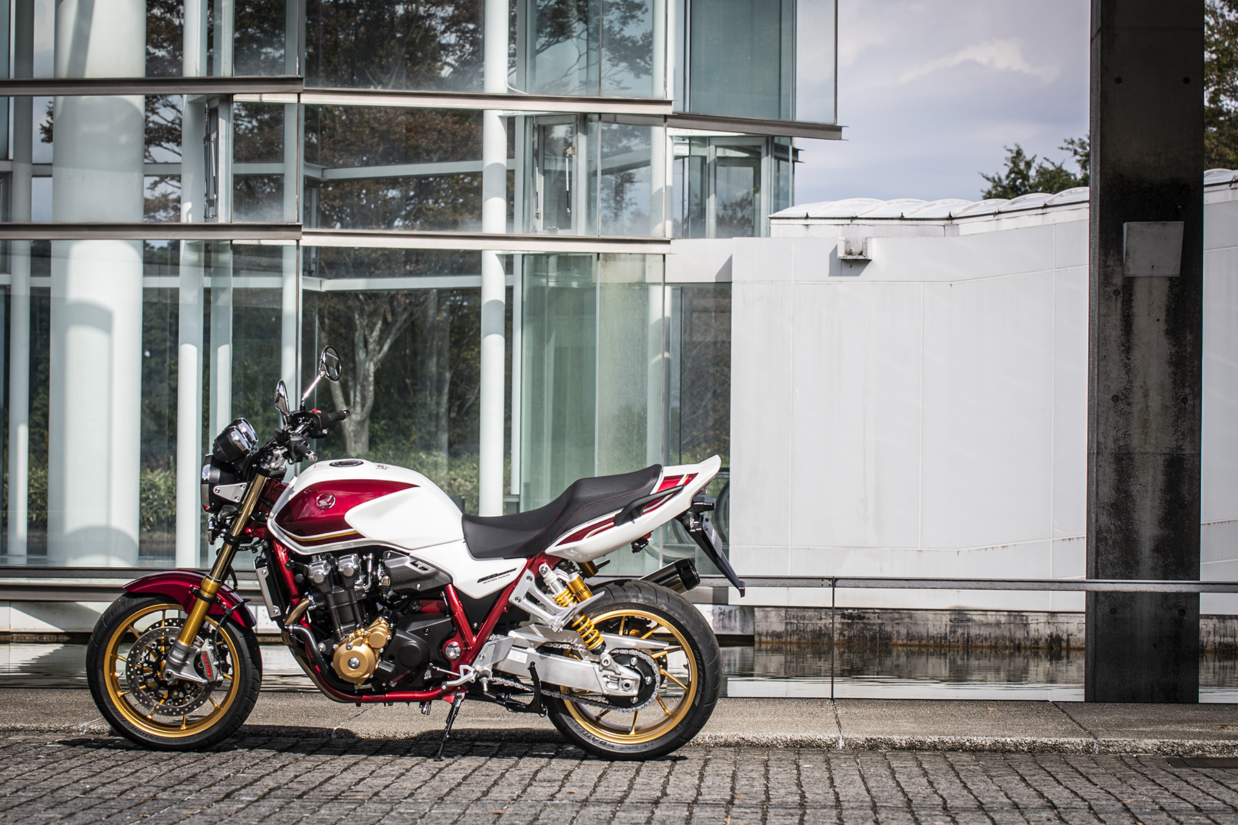 【実車初披露】ホンダ『CB1300 SUPER FOUR／ SUPER BOL D’OR』の30周年アニバーサリーモデルは「実車の美しさ」をとにかく見てほしい！【ホンダ2023新車速報】